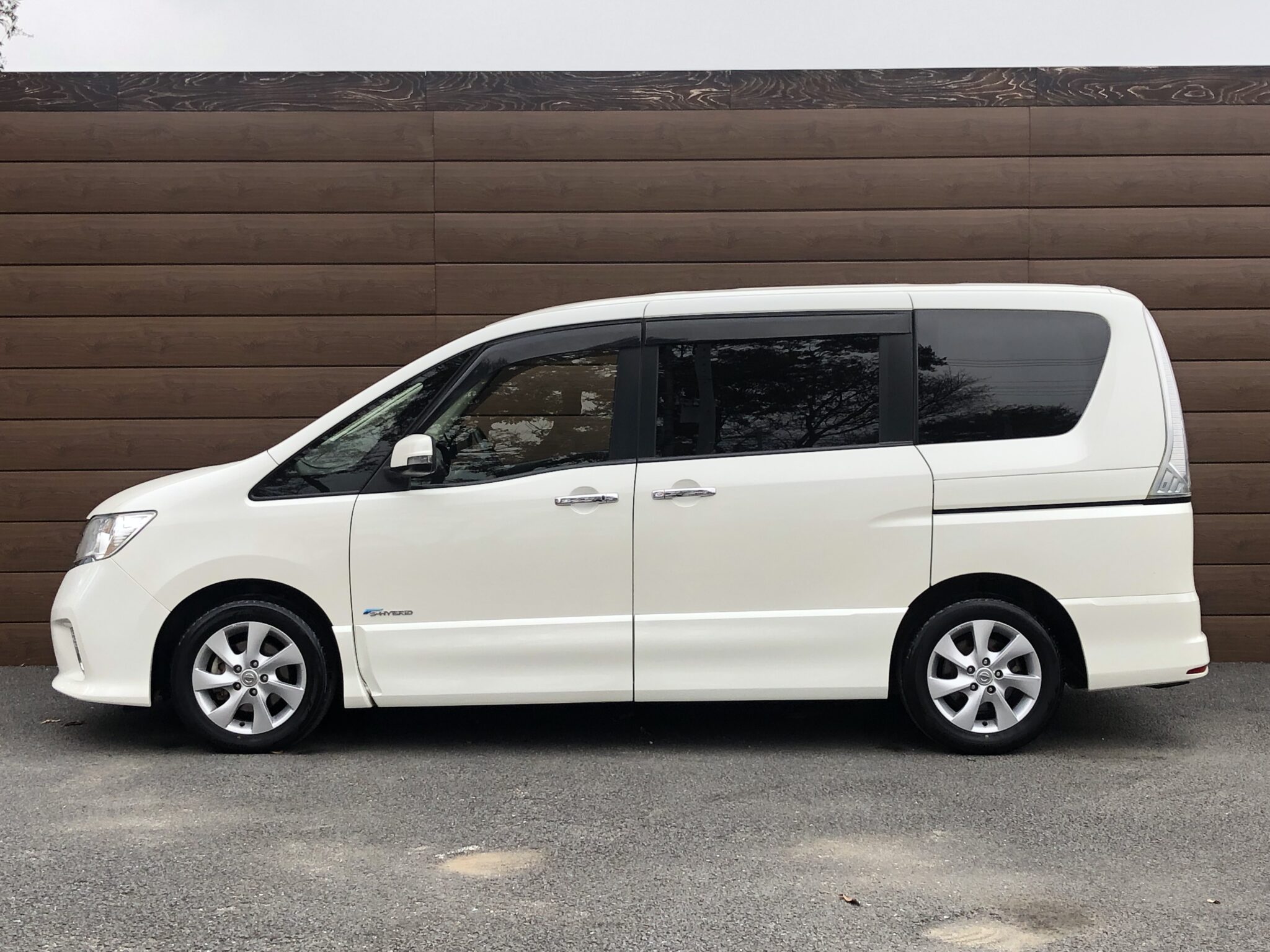 セレナ（C26）のSハイブリッドとは？仕組みや維持費の違いを徹底解説 | 埼玉にある中古車屋のプロが教えるミニバン選択基準